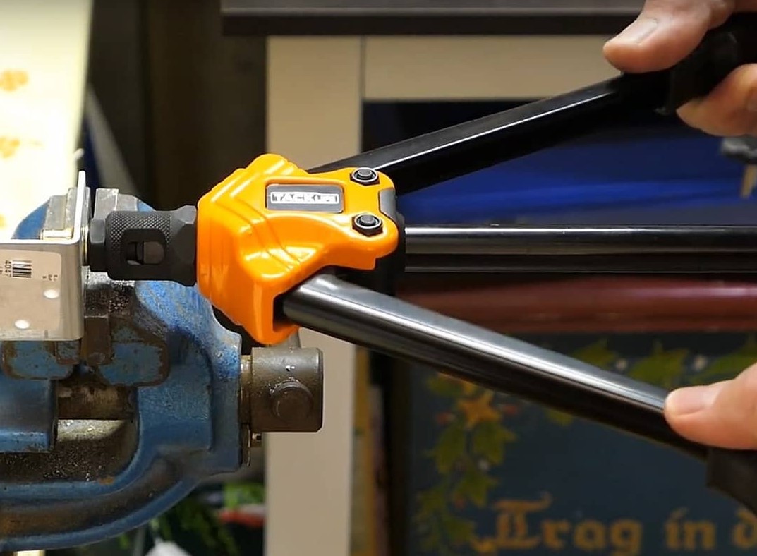 ¿Cómo funciona una remachadora?